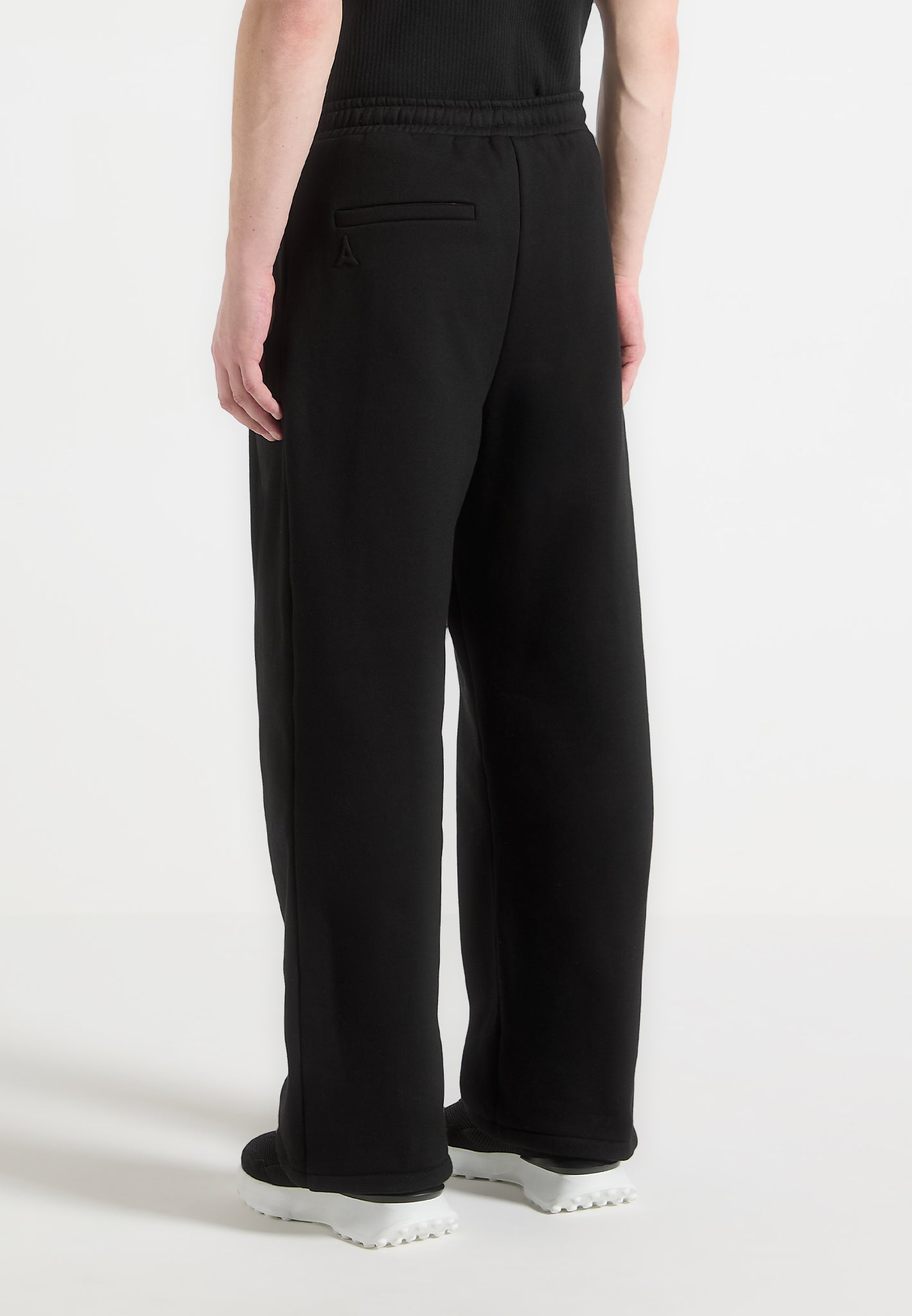 Box Pleated Relaxed Jogger Pants for Men | Cyril - Black - Manière De Voir